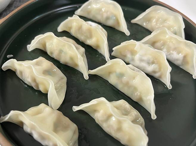 냉동 만두 찜기에 찌지 마세요 2배 쉽고 빠른 냉동 만두 데우는 법 텐꿀팁