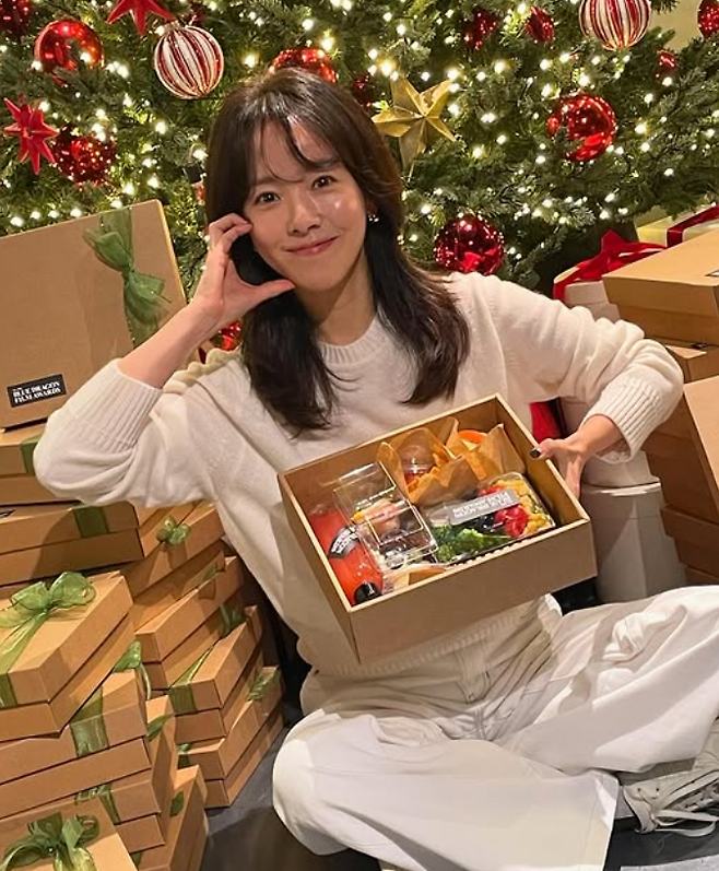 10살 연하랑 연애중인 40대가 믿기지 않는 동안 미모 여배우 올화이트룩 패션룸