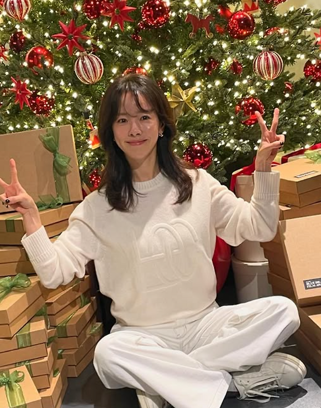 10살 연하랑 연애중인 40대가 믿기지 않는 동안 미모 여배우 올화이트룩 패션룸