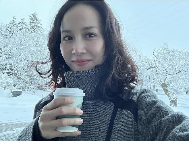 조여정 일본서 가죽바지 멋쟁이 비니를 써도 초동안 러블리 퍼 재킷룩 뷰티는 내운명