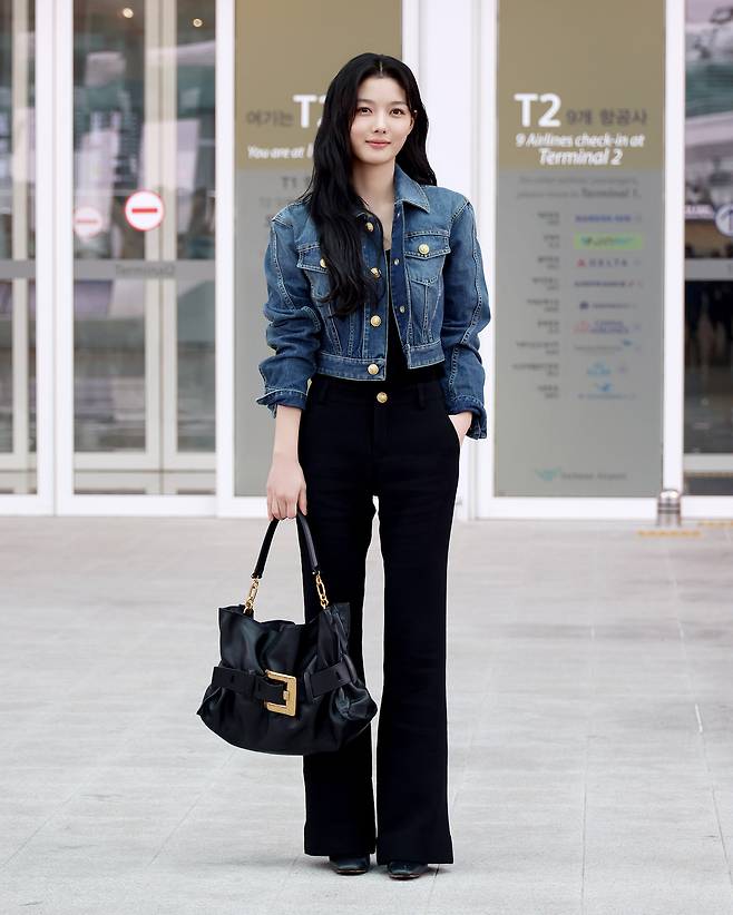 김유정 한층 깊어진 분위기 명품 미모에 명품 패션 시크한 크롭 재킷 출국룩 뷰티는 내운명