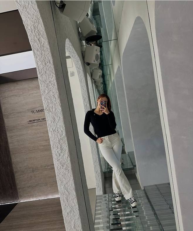 필드 여신 유현주 일상은 디올 여신 반묶음 청순미백옥피부 돋보인 블랙 재킷룩 뷰티는 내운명