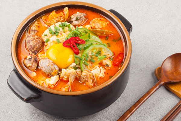 순두부찌개집서 날달걀 이마로 깬 손님 삶은건줄 세탁비 10만원 줘