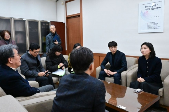 최호정 서울시의회 의장 4월로 개학 미뤄진 북성초등학교 긴급 방문 개학 당길 수 있는 방법 모색해 달라”