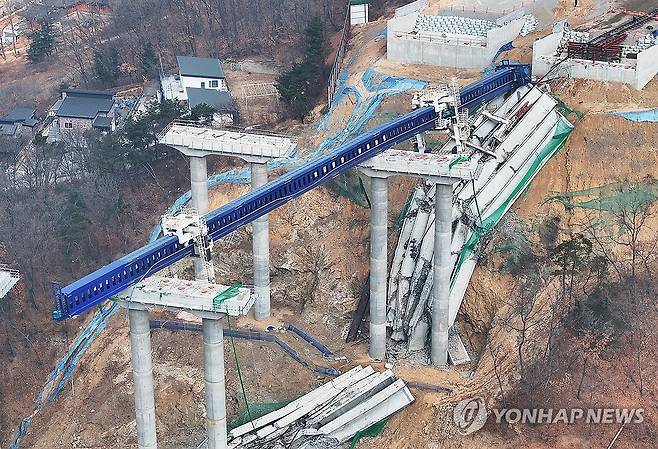 안성 교량 붕괴 현장에 드론 투입경찰 사고 수사에 속도