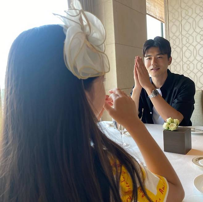 8살 연하 축구선수와 결혼해 딸 낳고 잘 살고 있는 여배우의 러블리 핑크 원피스룩 투데이 셀럽패션