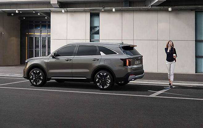 "3,867만 원·15,7km/L" 카니발 또 무릎 꿇게 한 국내 대표 SUV | 구름을달리다