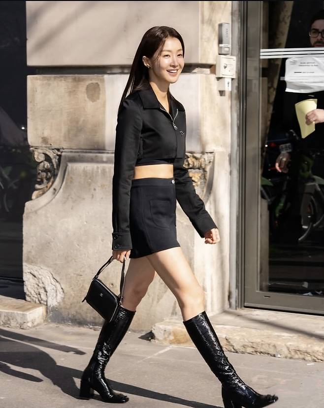 이시영 파리에서 또 터진 환호 탄탄 복근 뽐낸 블랙 미니룩 뷰티는 내운명