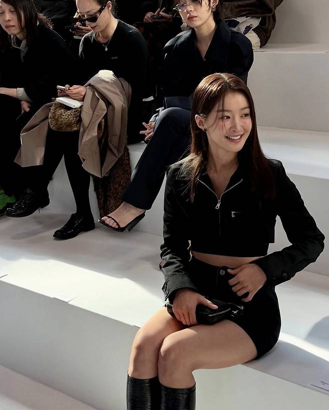 이시영 파리에서 또 터진 환호 탄탄 복근 뽐낸 블랙 미니룩 뷰티는 내운명