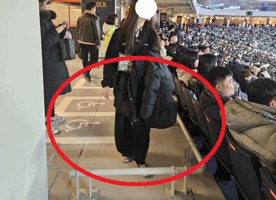 단독 통로 바닥에 웬 철봉” 첫선 보인 대전 한화생명볼파크 관람객 안전 ‘아슬아슬