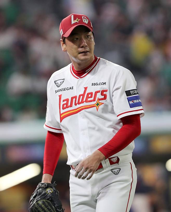 4년 151억원 계약 마지막 해 맞는 SSG 김광현, 30억 연봉으로 2025 KBO리그 ‘연봉킹’…KIA 김도영은 400% 인상률로 이 부문 1위