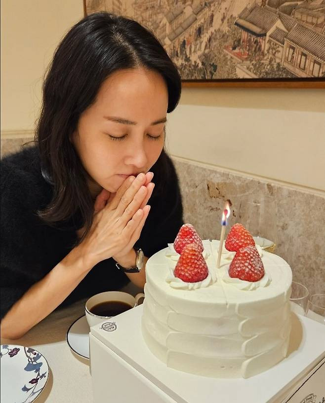 생일은 왔는데 나이는 어디로 비현실적 동안 미모의 44세 여배우 생파 바캉스룩 스타와 패션