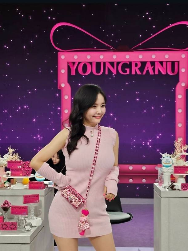 장영란 20대 걸그룹 뺨치는 몸매 초미니 원피스로 ‘8등신 비율 과시 스타와 라이프