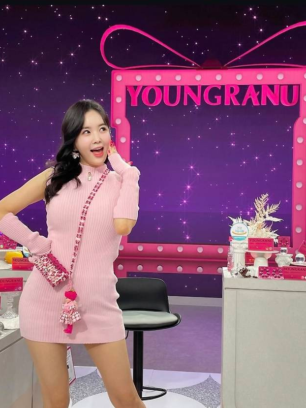 장영란 20대 걸그룹 뺨치는 몸매 초미니 원피스로 ‘8등신 비율 과시 스타와 라이프