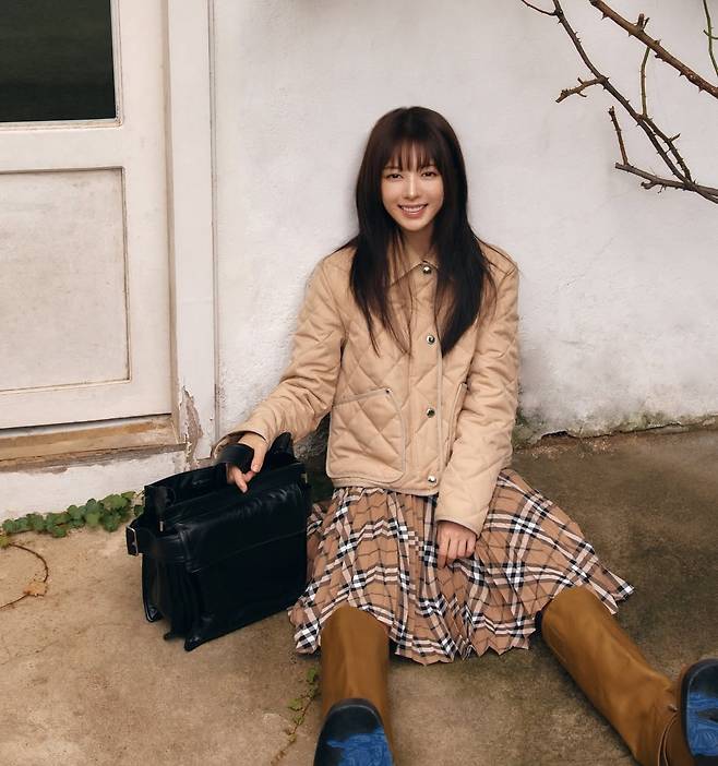 39kg 몸무게때문에 난리난 23세 여배우 블랙 원피스룩 투데이 셀럽패션