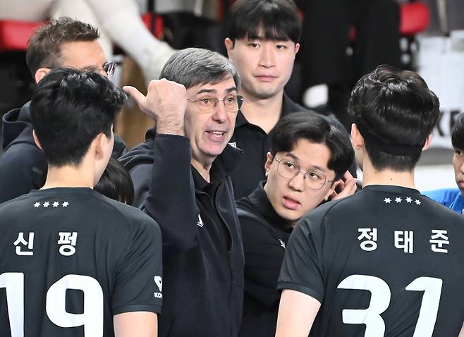 대세 따라 외국인 감독 선임했는데 7년 만의 ‘최저 성적 우리카드 V리그에 남긴 메시지 Ss포커스