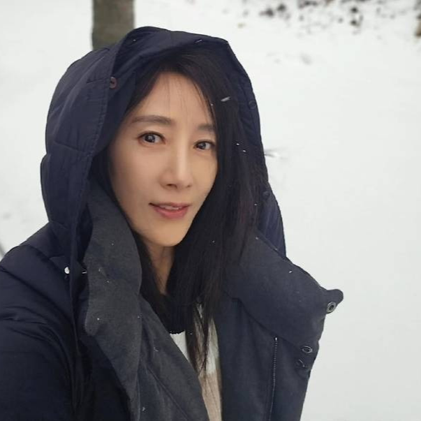 ‘꾸준한 관리 끝판왕’ 167cm·48kg 완벽 유지! 58세 여배우, 패딩룩 | 스타와 라이프