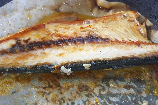 생선 그냥 굽지 마세요 집안에 가득한 냄새 없이 맛있게 생선 굽는 비법 쏙쏙팁