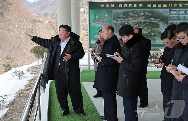 北김정은, 경성군 온포근로자휴양소 방문해 '인민 휴양지 현대화' 주문