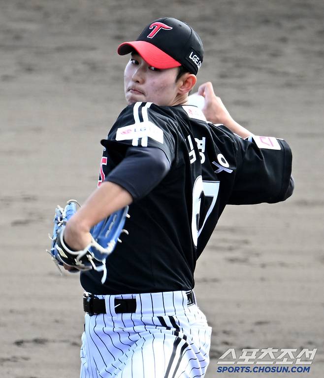 10순위 김영우 154km '떡상'에 KT가 긴장했던 이유. 먼저 뽑은 193cm 유망주는 대선배와 맞대결서 무실점. "릴리스포인트가 굉장히 높다"[SC 코멘트]