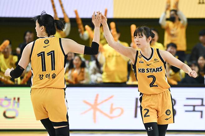 [WKBL PO 리뷰] ‘또 다시 나온 클러치 나가타!’ KB, 노란 물결 힘입어 우리은행 제압