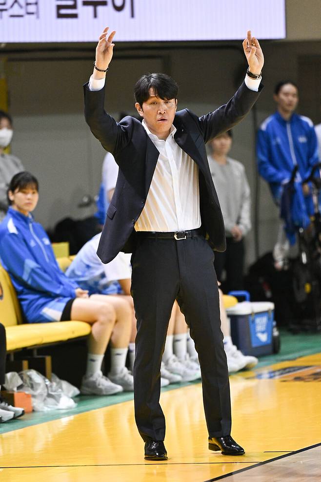 [WKBL PO 경기 후] 김완수 KB 감독, “이렇게 해줄지 몰랐다” … 위성우 우리은행 감독, “재밌는 경기를 했다. 그러나 힘들다”