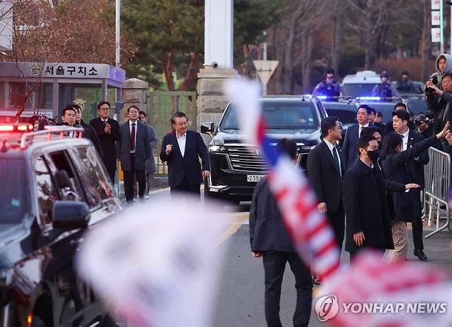 구치소 나온 尹 지지자에 주먹 불끈 인사野 개선장군이냐종합