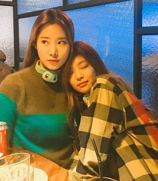 제니를 울게 만든 Twin 트윈 주인공 멀어진 10년지기 친구라는 여자연예인의 일상룩 투데이 셀럽패션
