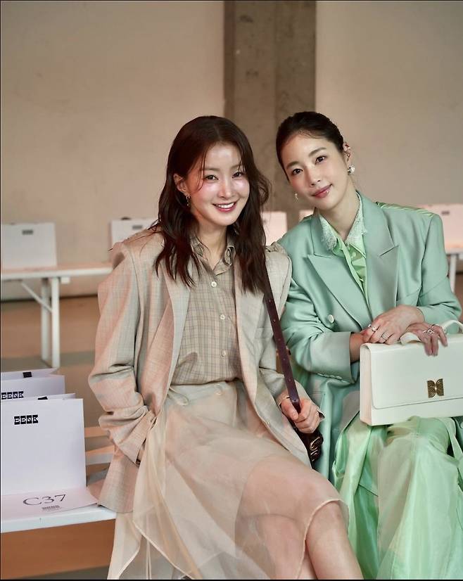 이시영 기은세 시스루 입은 예쁜 언니들 파리에서 투샷 찍었다 눈부신 패셔니스타 룩 뷰티는 내운명