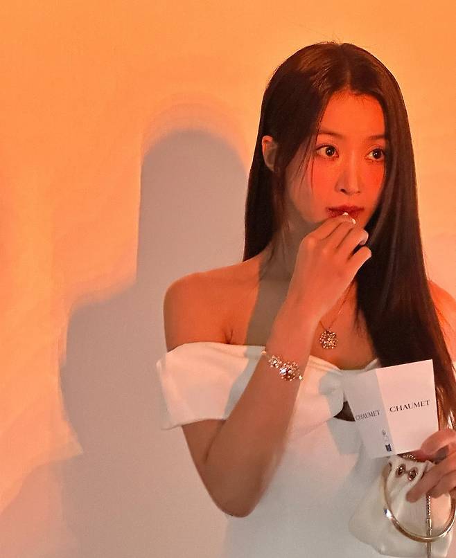 이시영 42살 맞아 화이트 오프숄더 드레스 입고 고급진 미모 스타픽