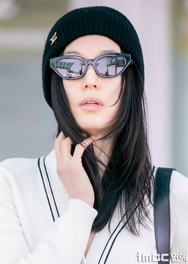 서태지 오마주로 난리난 43세 여배우의 공항 스카프룩 투데이 셀럽패션