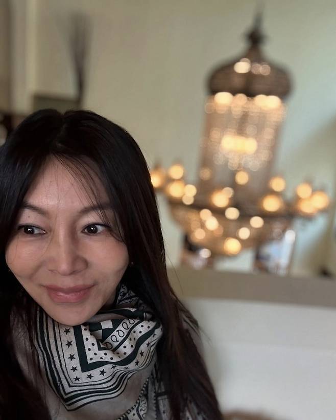 나이보다 스타일 20대도 따라 하고픈 60대 패셔니스타 여배우 힙한 퍼재킷카고팬츠 대본은 내운명