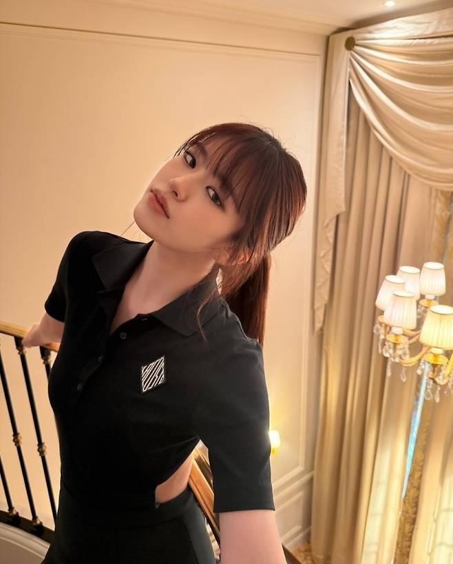 안유진 파리도 방심했다 뒤가 뻥 속살 드러낸 여신미모 백리스 드레스룩 대본은 내운명