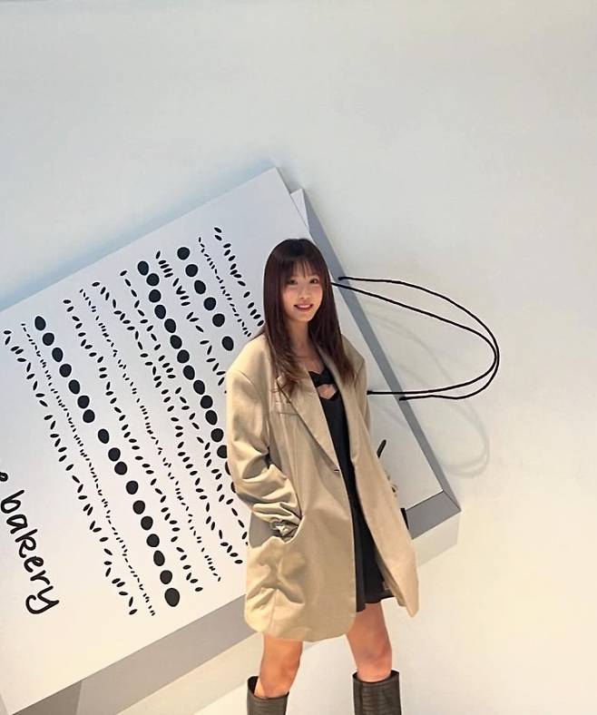 앞 트임만 막았을 뿐인데 43세에 아이돌급 동안 미모 여배우의 데일리룩 스타와 패션