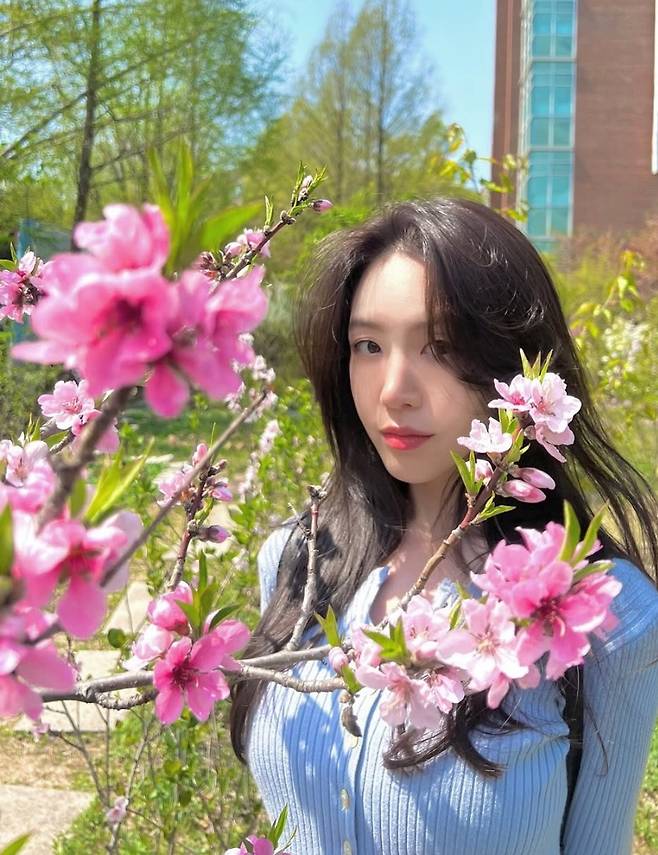 눈웃음 하나로 가요계 평정한 뽀얀 아기 피부 여가수 배우의 원피스룩 스타와 패션