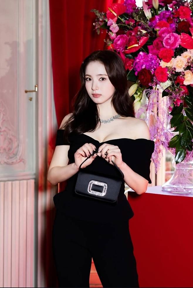 사진 계속 찍어도 질리지 않는 얼굴 서태지 소녀 여배우 청초한 오프숄더 블랙룩 스타와 라이프