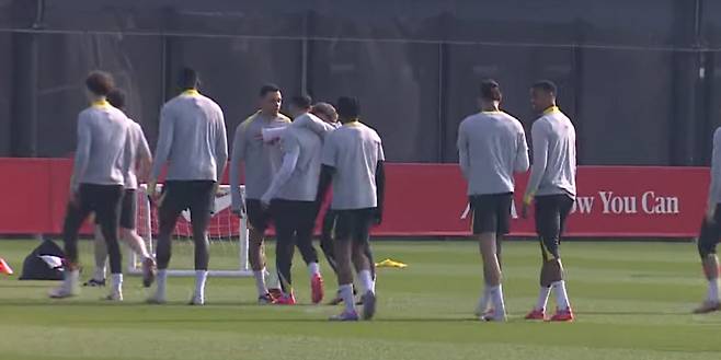속보 충격 실화epl 킹 살라 Vs 리버풀 부주장 아놀드 훈련장서 몸싸움말다툼동료들이 뜯어말려