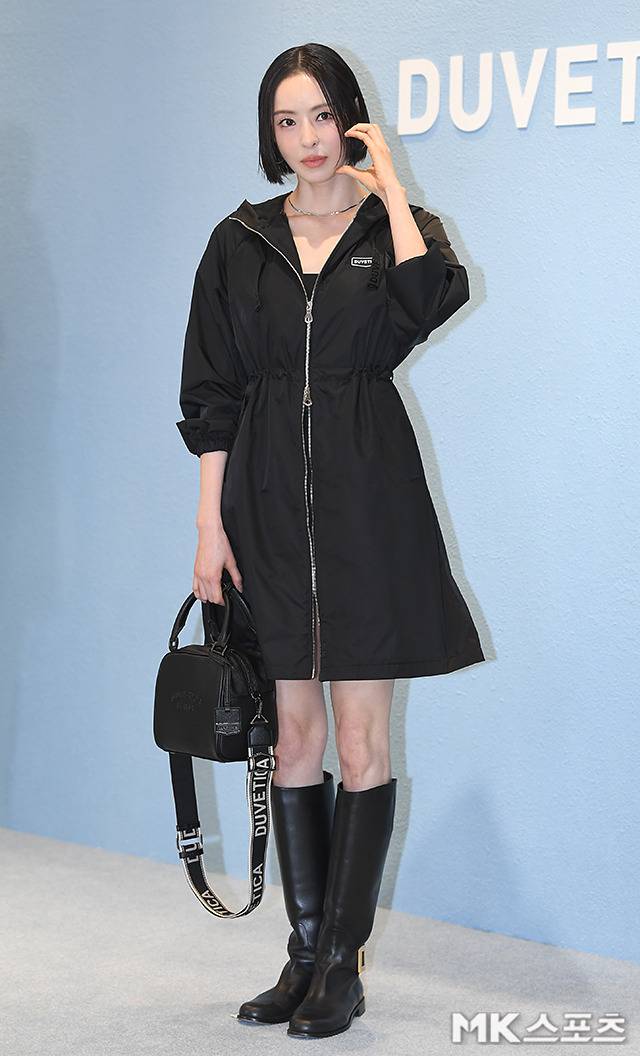 이다희 미모의 똑 단발 원피스야 바람막이야 우아한 여신의 변주 올블랙 백화점 나들이룩 뷰티는 내운명