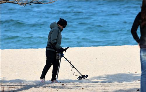금값 고공행진 속 동해안 백사장서 금 찾기