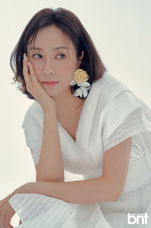 이건 사기 아니야” 52세 여배우가 10대 피부 유지하는 비밀 루틴 연예는 내운명