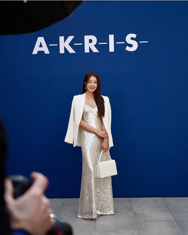 이시영 파리에서도 빛났다 우아美 정점 시퀸 드레스화이트 재킷룩 뷰티는 내운명
