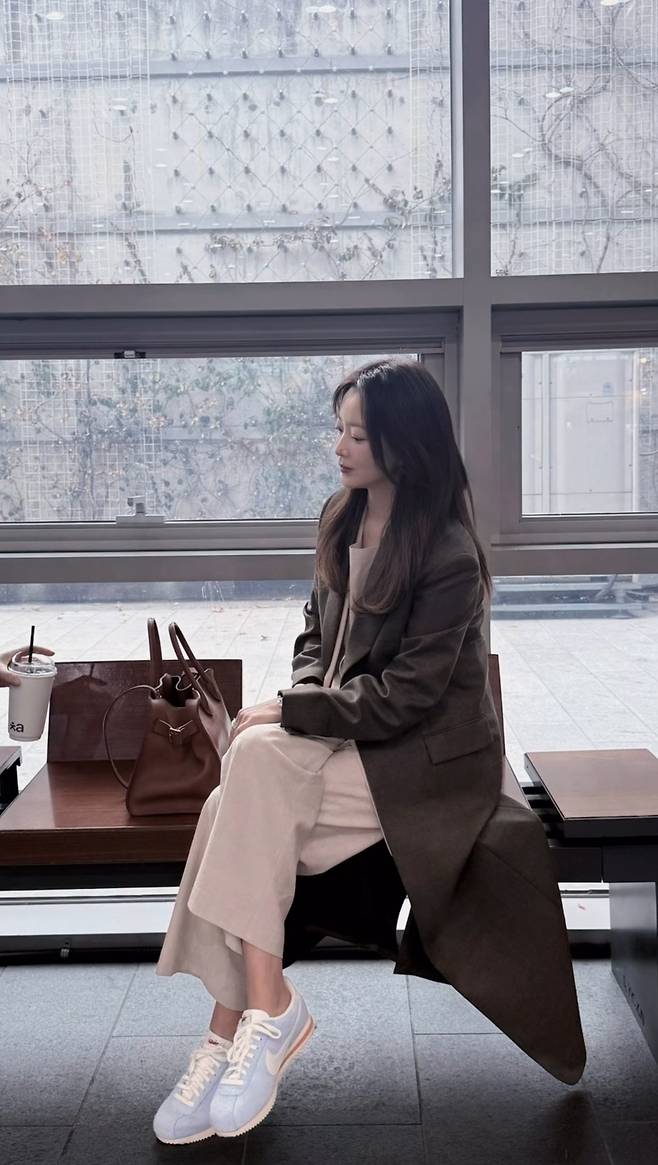 김희선 48세 맞아 헝클어진 머리도 청순 콩깍지 초동안 미모 뽐낸 코트룩 뷰티는 내운명