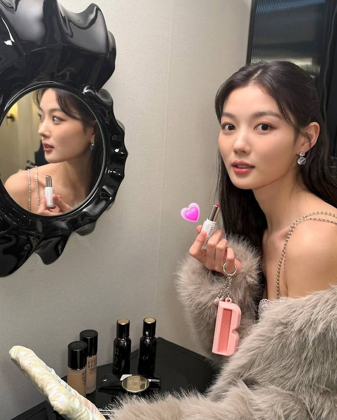 아역 스타의 美친 변신 퍼재킷 벗은 ‘국민 여동생 드레스룩으로 성숙미 폭발 대본은 내운명