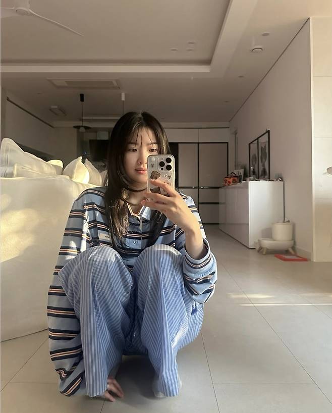 10년 만의 앞머리 변신 더 어려진 걸그룹 비주얼 류이서 스트라이프 와이드 팬츠룩 뷰티는 내운명