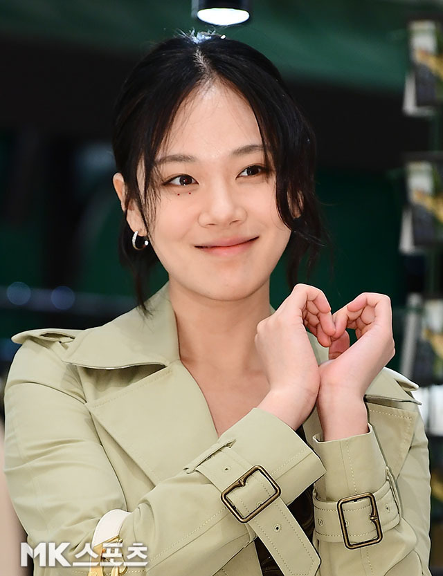 중2병 계기로 음악 시작 싱어송라이터 감각적인 내추럴 트렌치코트러플 드레스룩 대본은 내운명