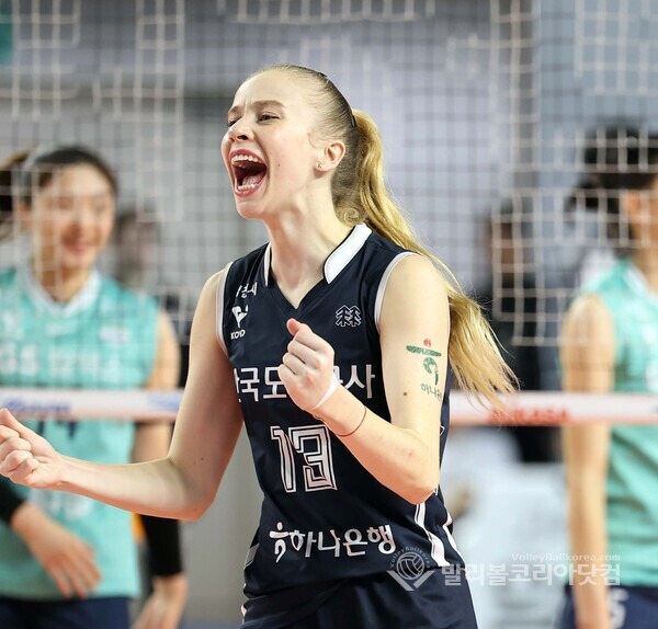 니콜로바 23득점 한국도로공사 4위로 올라gs칼텍스에 3 2 승리