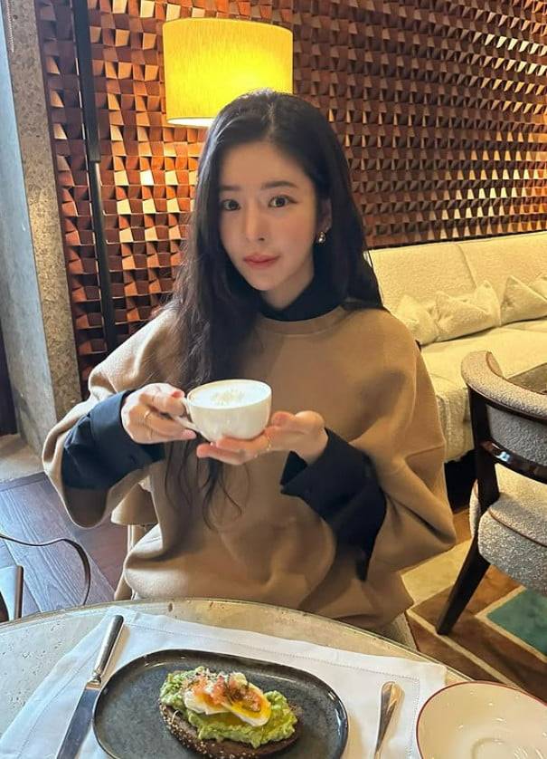 '170cm·48kg' 가녀린 몸매 뽐낸 '33세' 여가수, 누구랑 데이트 했나