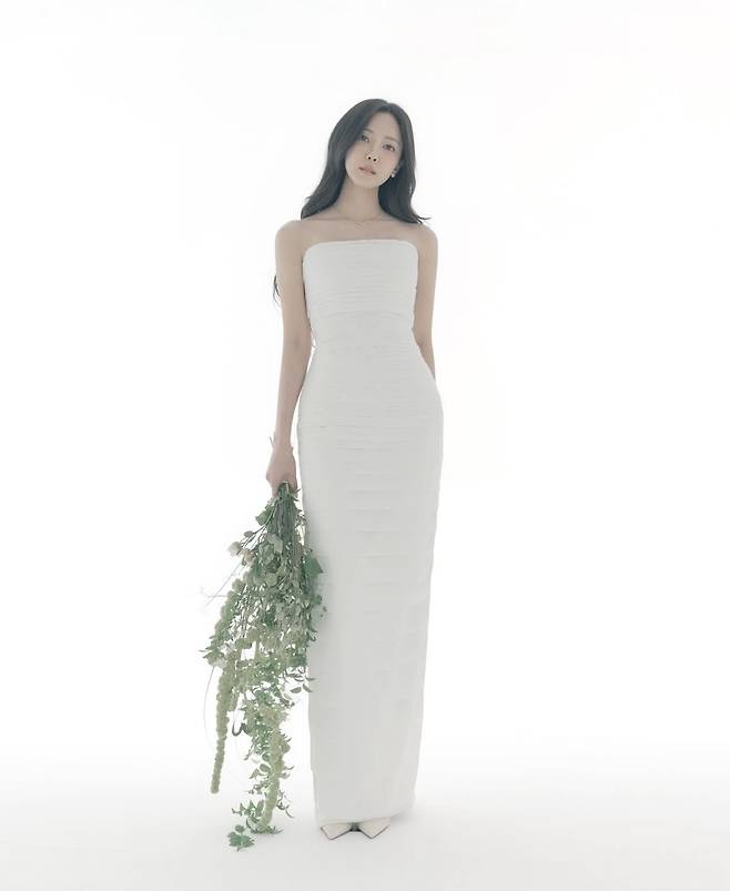 훈남 아니라는 금융권 종사자 예비신랑과 웨딩화보를 공개한 4월의 신부 여가수의 웨딩화보 투데이 셀럽패션