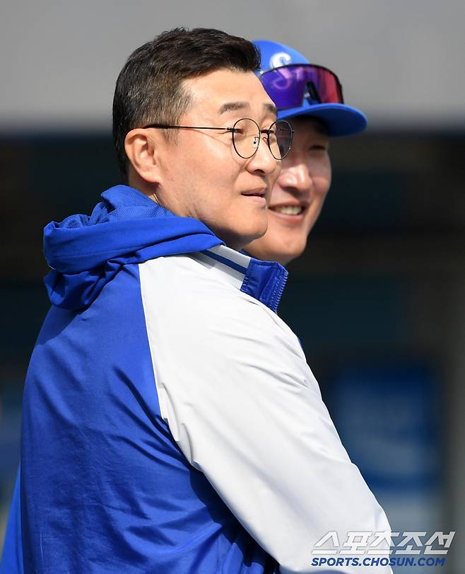 누구에게 거는 전화일까 그라운드 내려와 훈련 지켜본 이종열 단장보고만 있어도 흐뭇하네 대구 현장