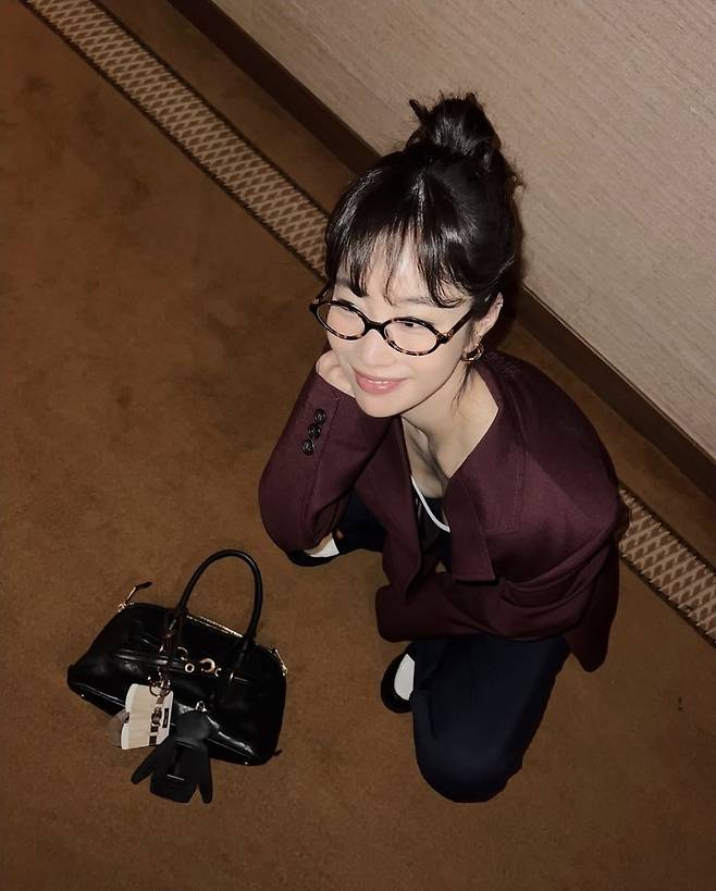 기은세 옆구리 시렵겠어 파리에서 보디슈트 드러낸 자신감 풀충 잇걸 프렌치 모던룩 뷰티는 내운명